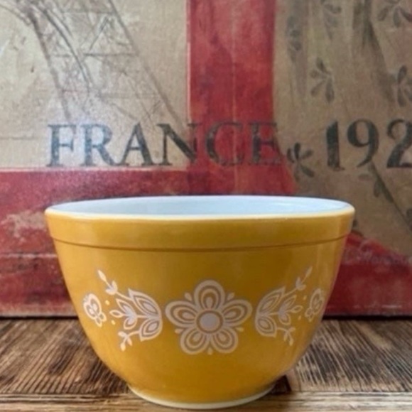 Pyrex | Kitchen | Vintage Pyrex 4 Butterfly Gold Mixing Bowl | Poshmark